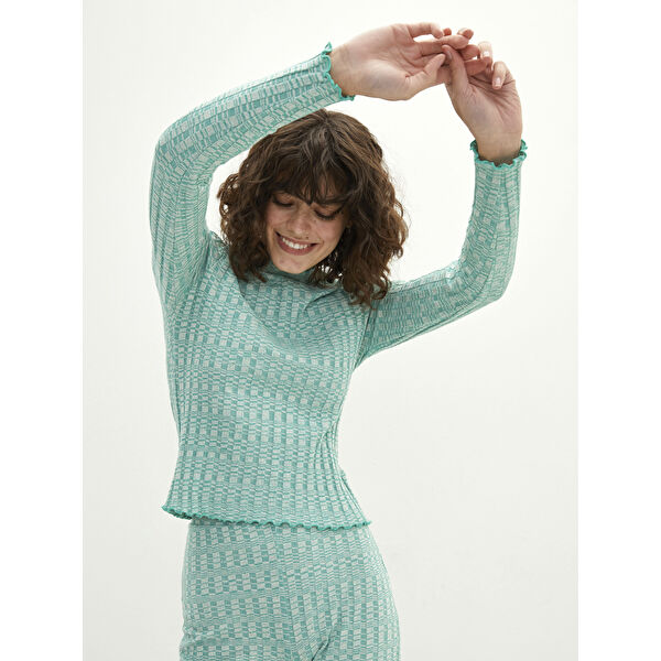 Dik Yaka Kendinden Desenli Uzun Kollu Kadın Tişört