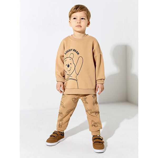Bisiklet Yaka Uzun Kollu Winnie the Pooh Baskılı Erkek Bebek Sweatshirt ve Jogger Pantolon 2'li Takım Bisiklet Yaka Uzun Kollu Winnie the Pooh Baskılı Erkek Bebek Sweatshirt ve Jogger Pantolon 2'li Takım