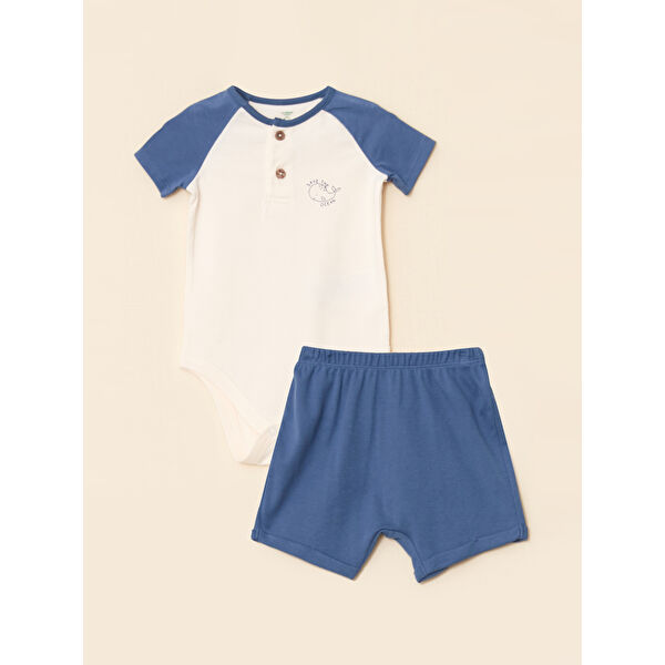 Bisiklet Yaka Kısa Kollu Organik Pamuklu Erkek Bebek Çıtçıtlı Body ve Şort 2'li Takım Bisiklet Yaka Kısa Kollu Organik Pamuklu Erkek Bebek Çıtçıtlı Body ve Şort 2'li Takım