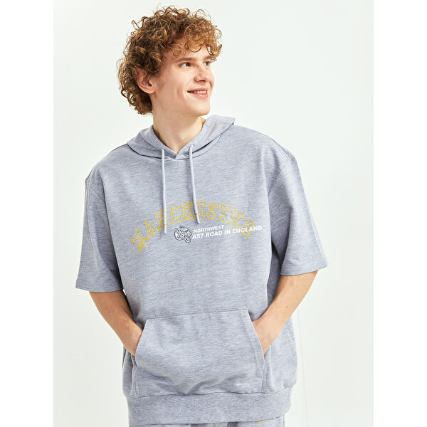 Oversize Kapüşonlu Kısa Kollu Baskılı Erkek Sweatshirt Oversize Kapüşonlu Kısa Kollu Baskılı Erkek Sweatshirt