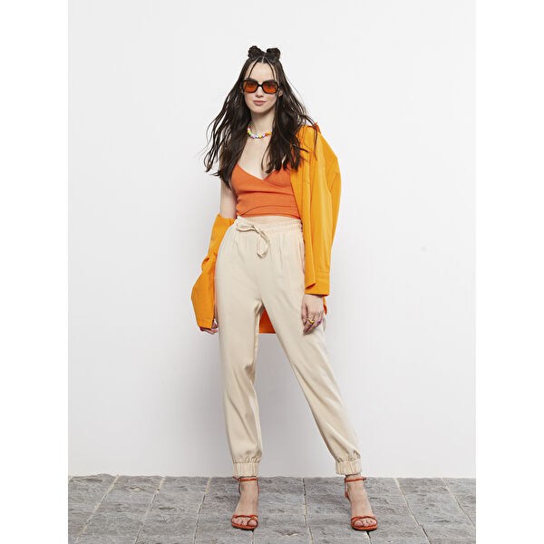 Beli Lastikli Düz Cep Detaylı Kadın Jogger Pantolon Beli Lastikli Düz Cep Detaylı Kadın Jogger Pantolon