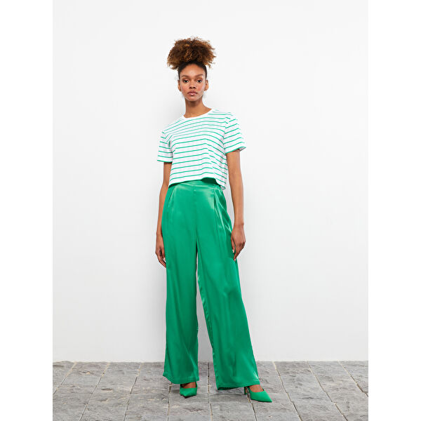 LCW CASUAL Bisiklet Yaka Çizgili Kısa Kollu Crop Pamuklu Kadın Tişört LCW CASUAL Bisiklet Yaka Çizgili Kısa Kollu Crop Pamuklu Kadın Tişört