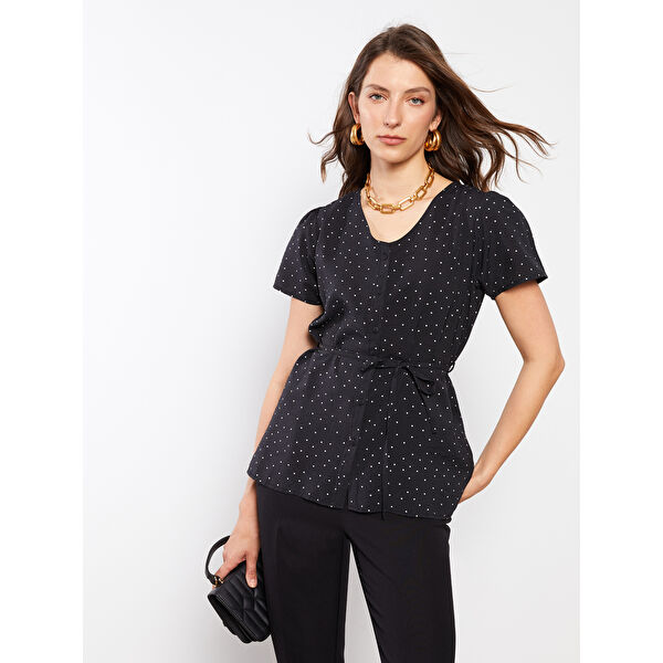 LCW CLASSIC V Yaka Puantiyeli Kısa Kollu Kadın Bluz