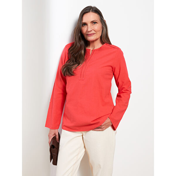 Kaçık Yaka Nakışlı Uzun Kollu Pamuklu Kadın Bluz