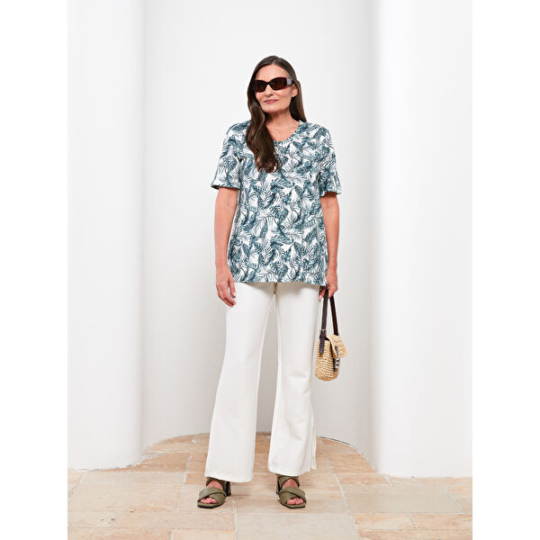 V Yaka Desenli Kısa Kollu Pamuklu Kadın Tişört