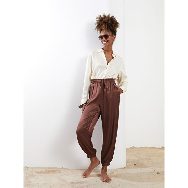 LCW CASUAL Beli Lastikli Rahat Kalıp Cep Detaylı Saten Kadın Jogger Pantolon LCW CASUAL Beli Lastikli Rahat Kalıp Cep Detaylı Saten Kadın Jogger Pantolon