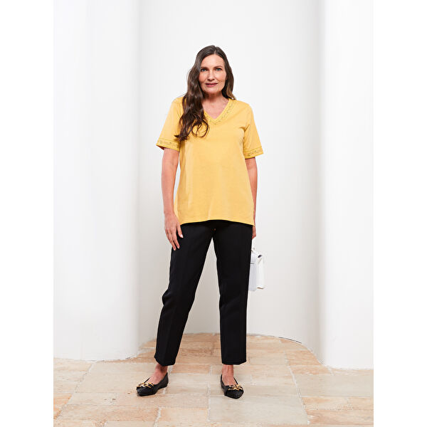 LCW GRACE V Yaka Nakışlı Kısa Kollu Pamuklu Kadın Tişört LCW GRACE V Yaka Nakışlı Kısa Kollu Pamuklu Kadın Tişört