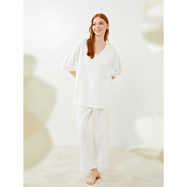 V Yaka Çizgili Kısa Kollu Poplin Kadın Pijama Takımı V Yaka Çizgili Kısa Kollu Poplin Kadın Pijama Takımı