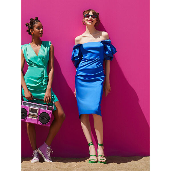 TUVANAM X LC WAIKIKI KAYIK YAKA DÜZ KISA KOLLU SATEN KADIN ELBİSE