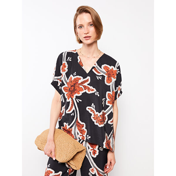 LCW CLASSIC V Yaka Desenli Kısa Kollu Poplin Kadın Bluz LCW CLASSIC V Yaka Desenli Kısa Kollu Poplin Kadın Bluz