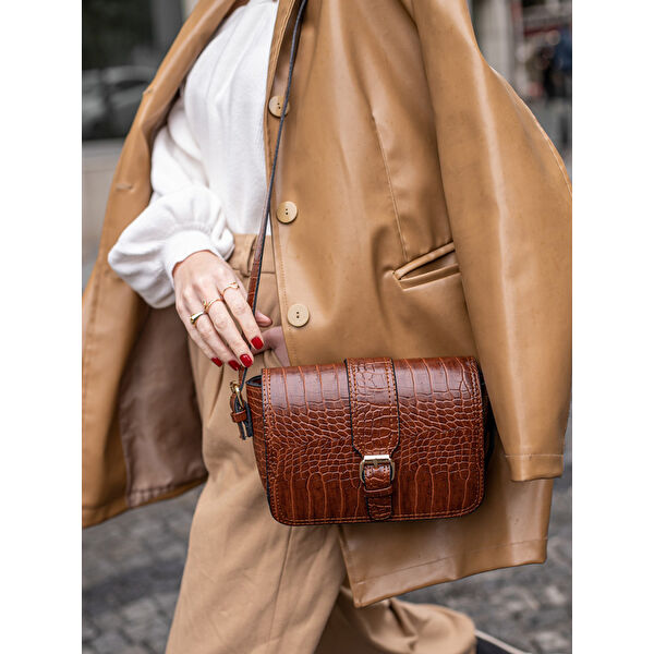 Madamra Deri Görünümlü Kapaklı Kadın Omuz Çantası