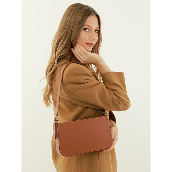 Madamra Deri Görünümlü Kadın Baget Çanta