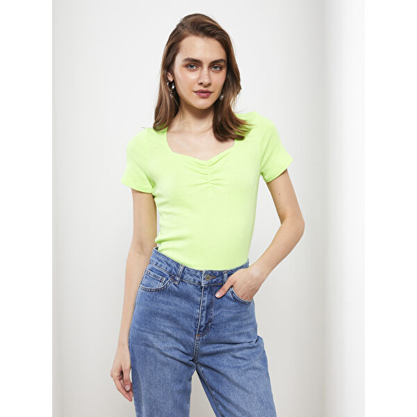 Kare Yaka Düz Kısa Kollu Kadın Tişört Kare Yaka Düz Kısa Kollu Kadın Tişört