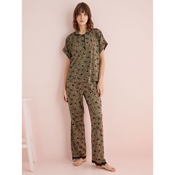 CHARME Bebe Yaka Desenli Kısa Kollu Kadın Pijama Takımı CHARME Bebe Yaka Desenli Kısa Kollu Kadın Pijama Takımı