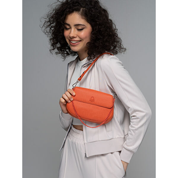 Benetton Desenli Zincir Detaylı Kapaklı Kadın Çapraz Çanta Benetton Desenli Zincir Detaylı Kapaklı Kadın Çapraz Çanta