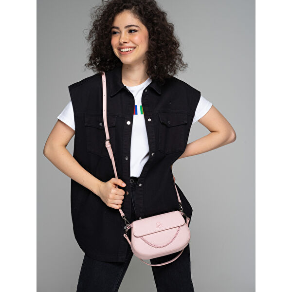 Benetton Desenli Zincir Detaylı Kapaklı Kadın Çapraz Çanta Benetton Desenli Zincir Detaylı Kapaklı Kadın Çapraz Çanta