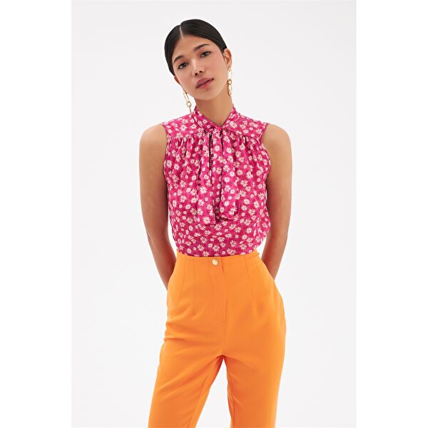 Bağlamalı Yaka Desenli Kolsuz Kadın Bluz