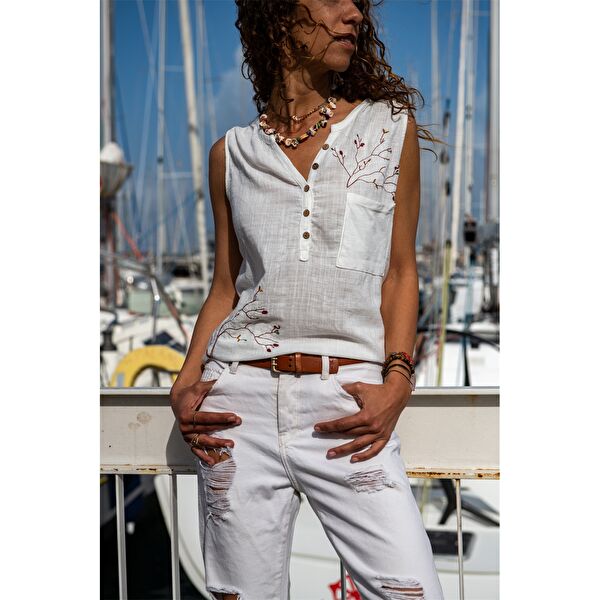 Kaçık Yaka Nakışlı Kolsuz Kadın Bluz