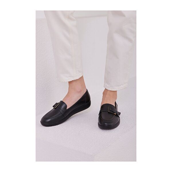 Deri Görünümlü Toka Detaylı Kadın Klasik Ayakkabı