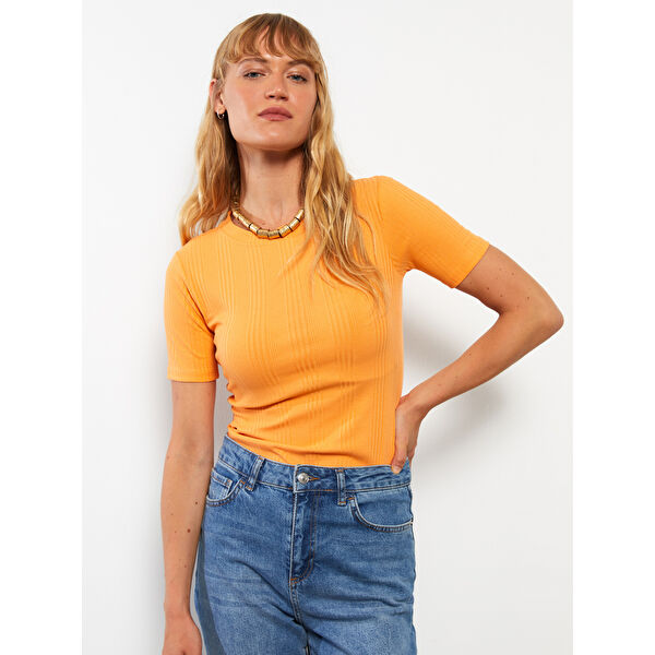 Bisiklet Yaka Kendinden Desenli Kısa Kollu Kadın Tişört