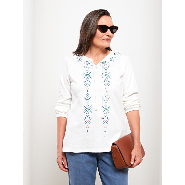 Bağlamalı Yaka Nakışlı Uzun Kollu Kadın Tişört