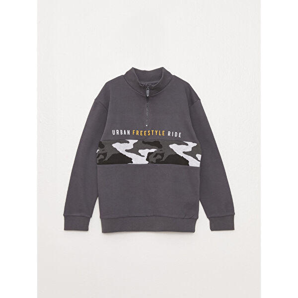 Dik Yaka Kamuflaj Desenli Uzun Kollu Erkek Çocuk Tişört Dik Yaka Kamuflaj Desenli Uzun Kollu Erkek Çocuk Tişört