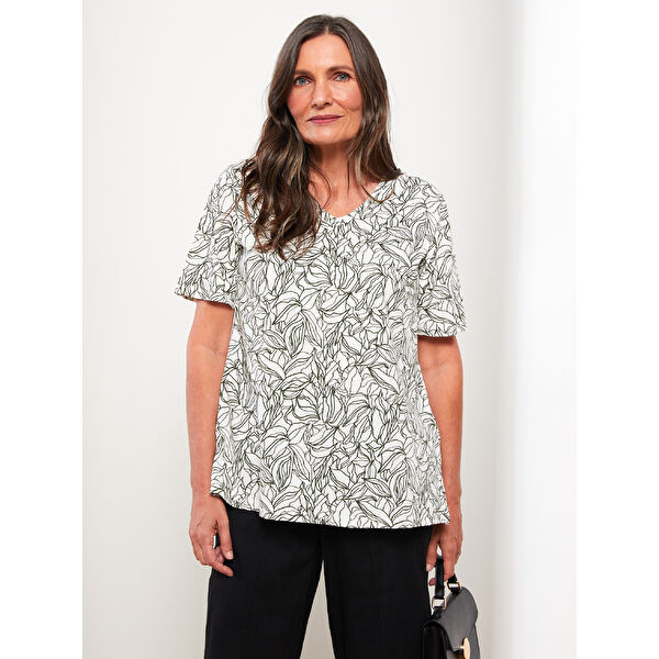 V Yaka Desenli Kısa Kollu Pamuklu Kadın Tişört