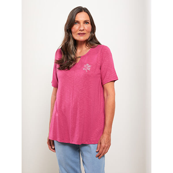 Bisiklet Yaka Nakışlı Kısa Kollu Kadın Tişört Bisiklet Yaka Nakışlı Kısa Kollu Kadın Tişört