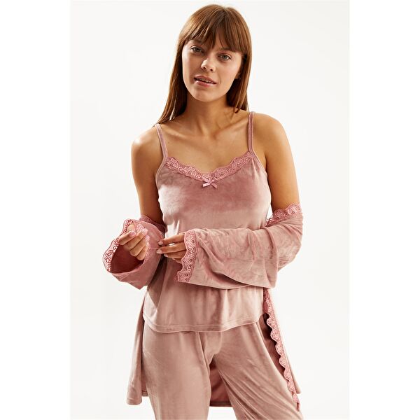 V Yaka Nakışlı Askılı Kadife Kadın Pijama Takımı ve Sabahlık V Yaka Nakışlı Askılı Kadife Kadın Pijama Takımı ve Sabahlık
