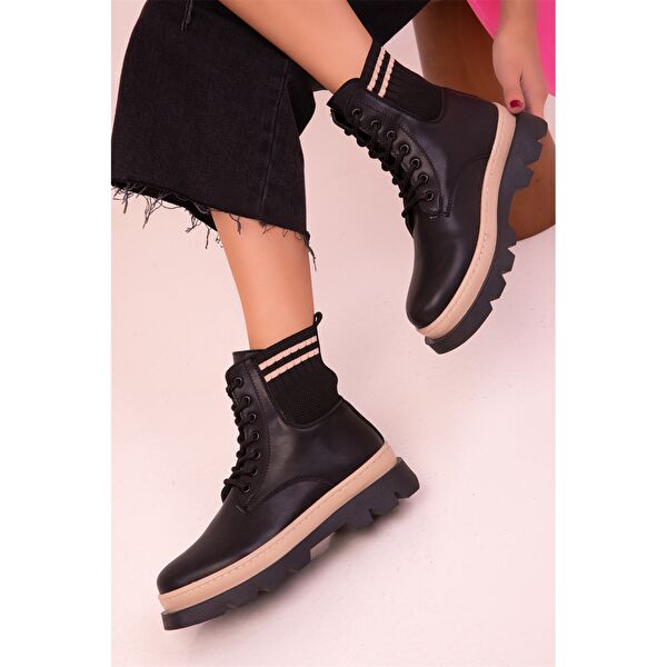 Deri Görünümlü Bağcıklı Kadın Bot