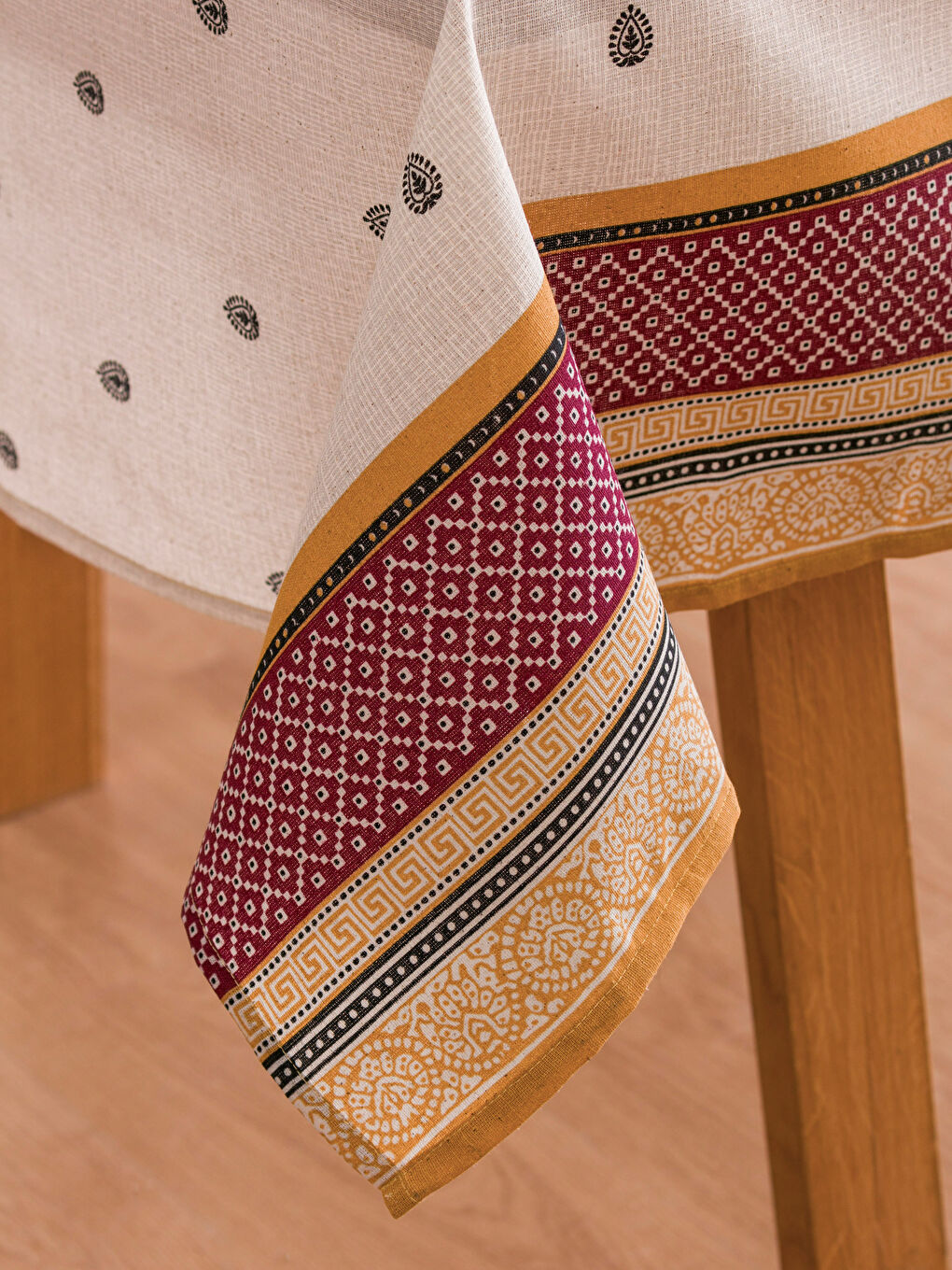 LCW HOME Patterned Tablecloth 150x200 cm -W3J743Z8-F9C - W3J743Z8-F9C ...