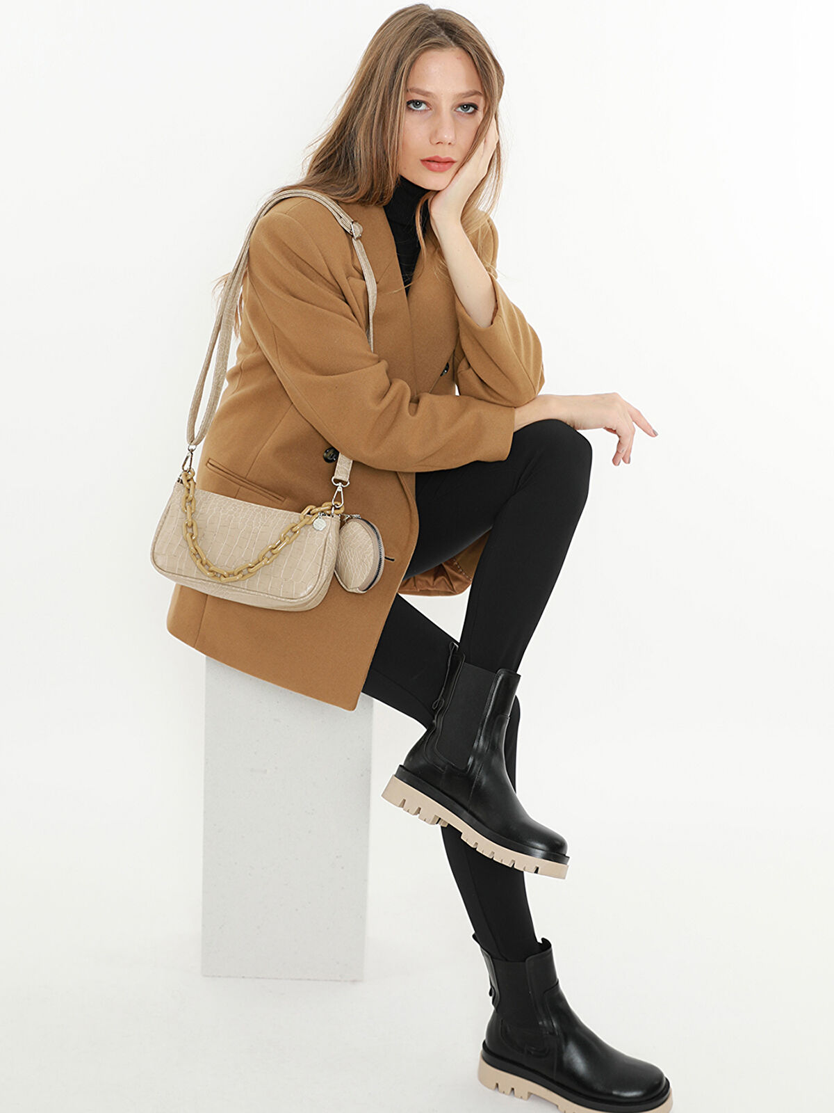 Madamra Deri Görünümlü Askılı Küçük Çanta Detaylı Kadın Kol Çantası