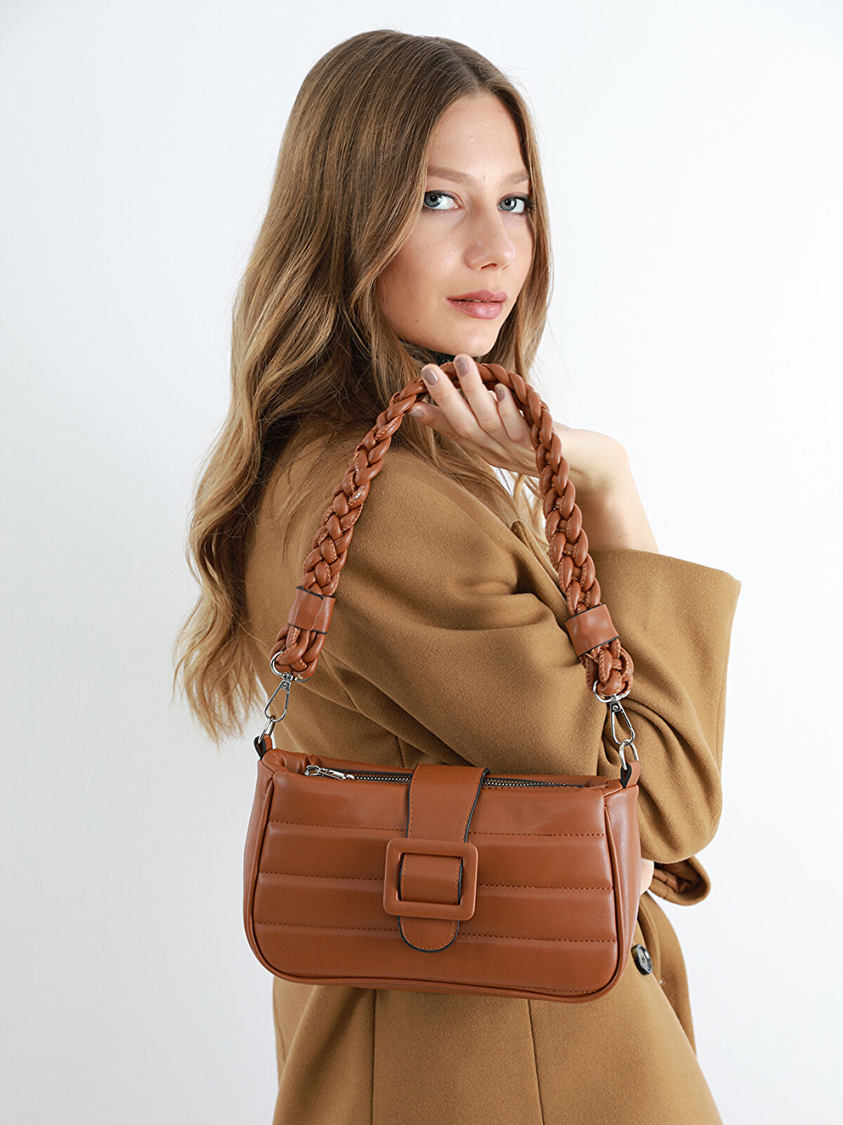 Madamra Fermuarlı Toka Detaylı Kadın Kol Çantası