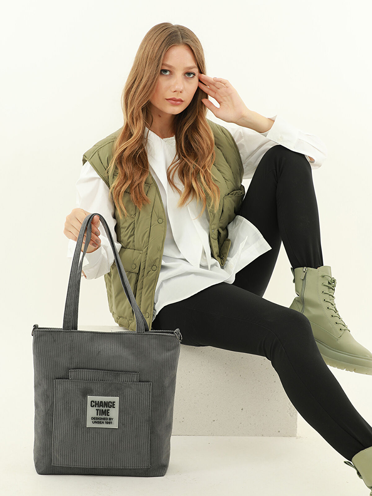 Madamra Kadife Etiket Baskılı Kadın Omuz Çantası