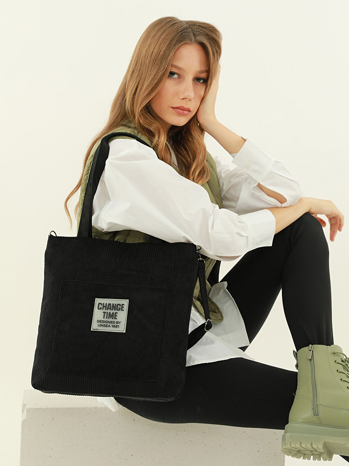 Madamra Kadife Etiket Baskılı Kadın Omuz Çantası