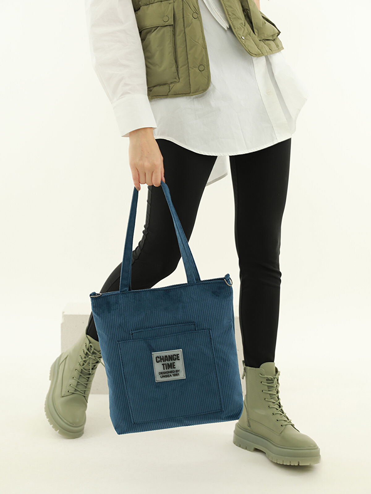 Madamra Kadife Etiket Baskılı Kadın Omuz Çantası