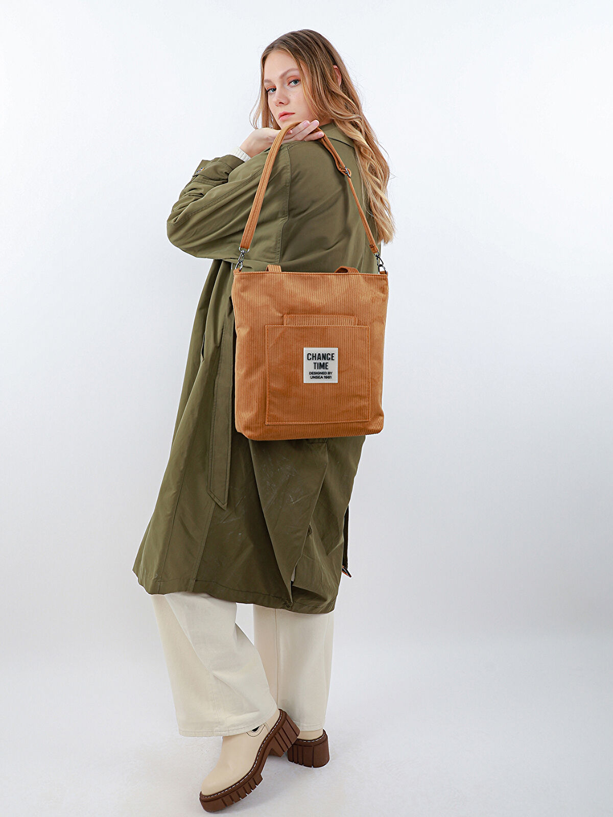 Madamra Kadife Etiket Baskılı Kadın Omuz Çantası