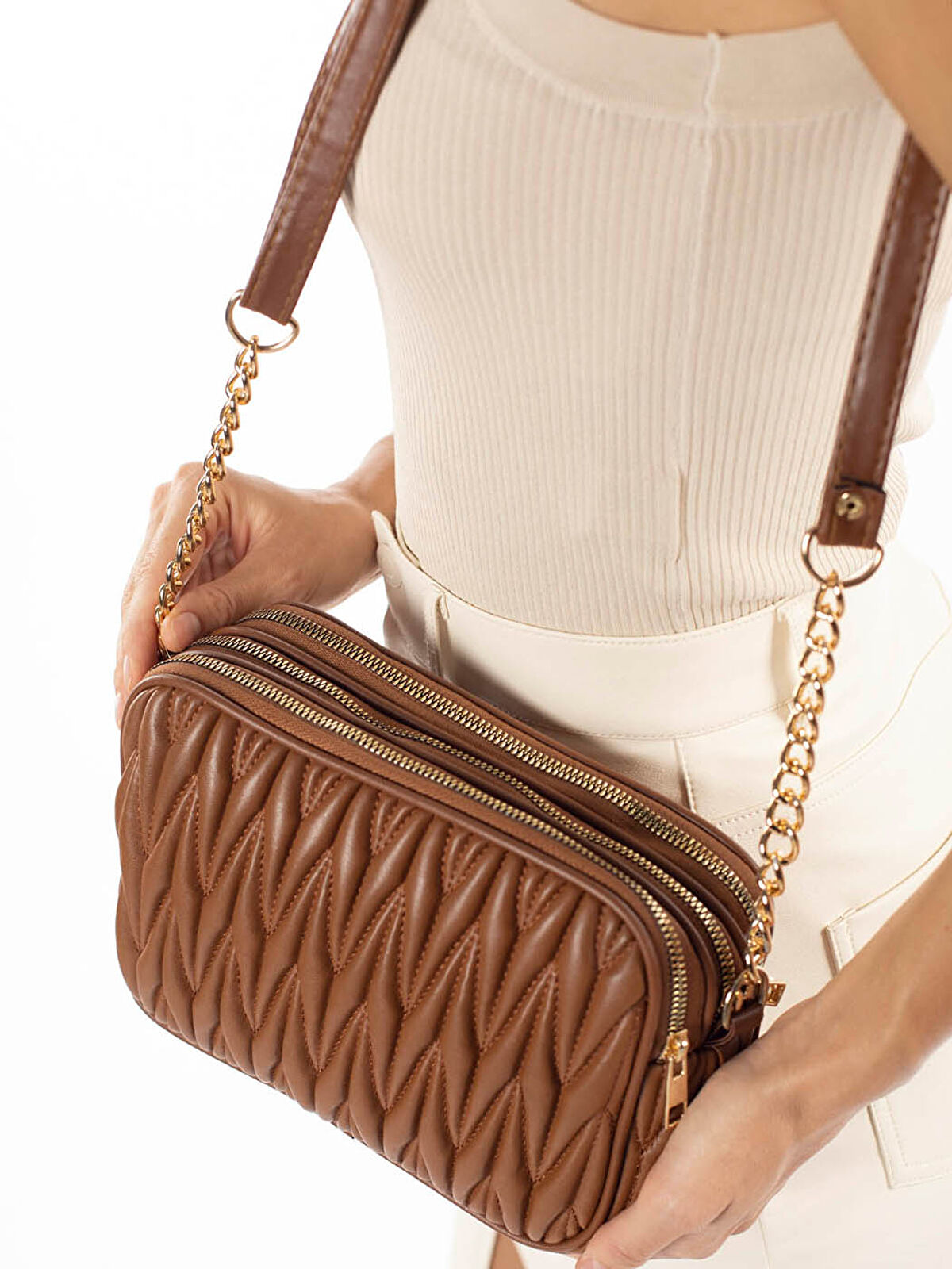 Madamra Çok Bölmeli Kapitoneli Kadın Çapraz Çanta Madamra Çok Bölmeli Kapitoneli Kadın Çapraz Çanta