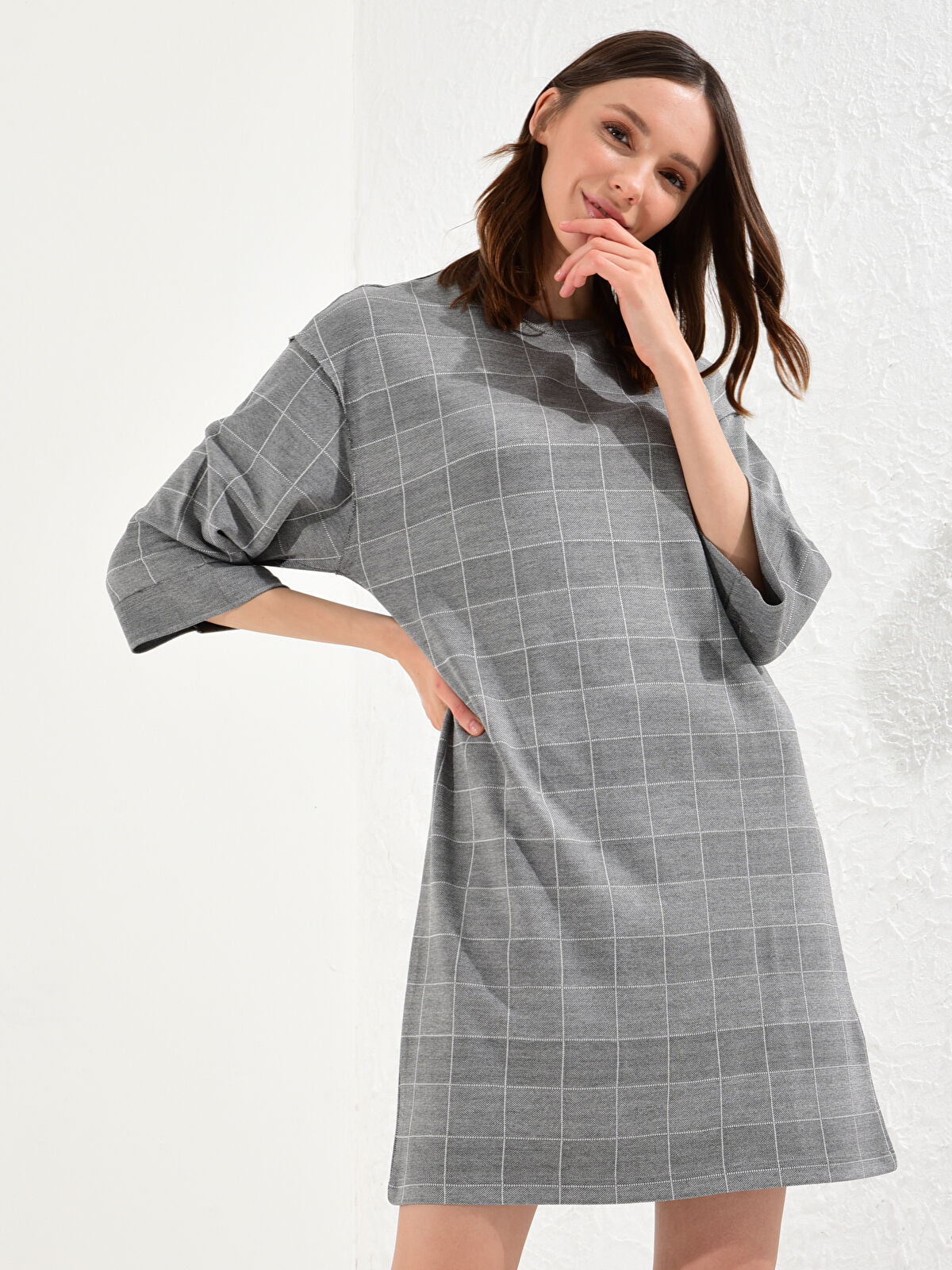 Dokulu Kumaştan Kareli Elbise