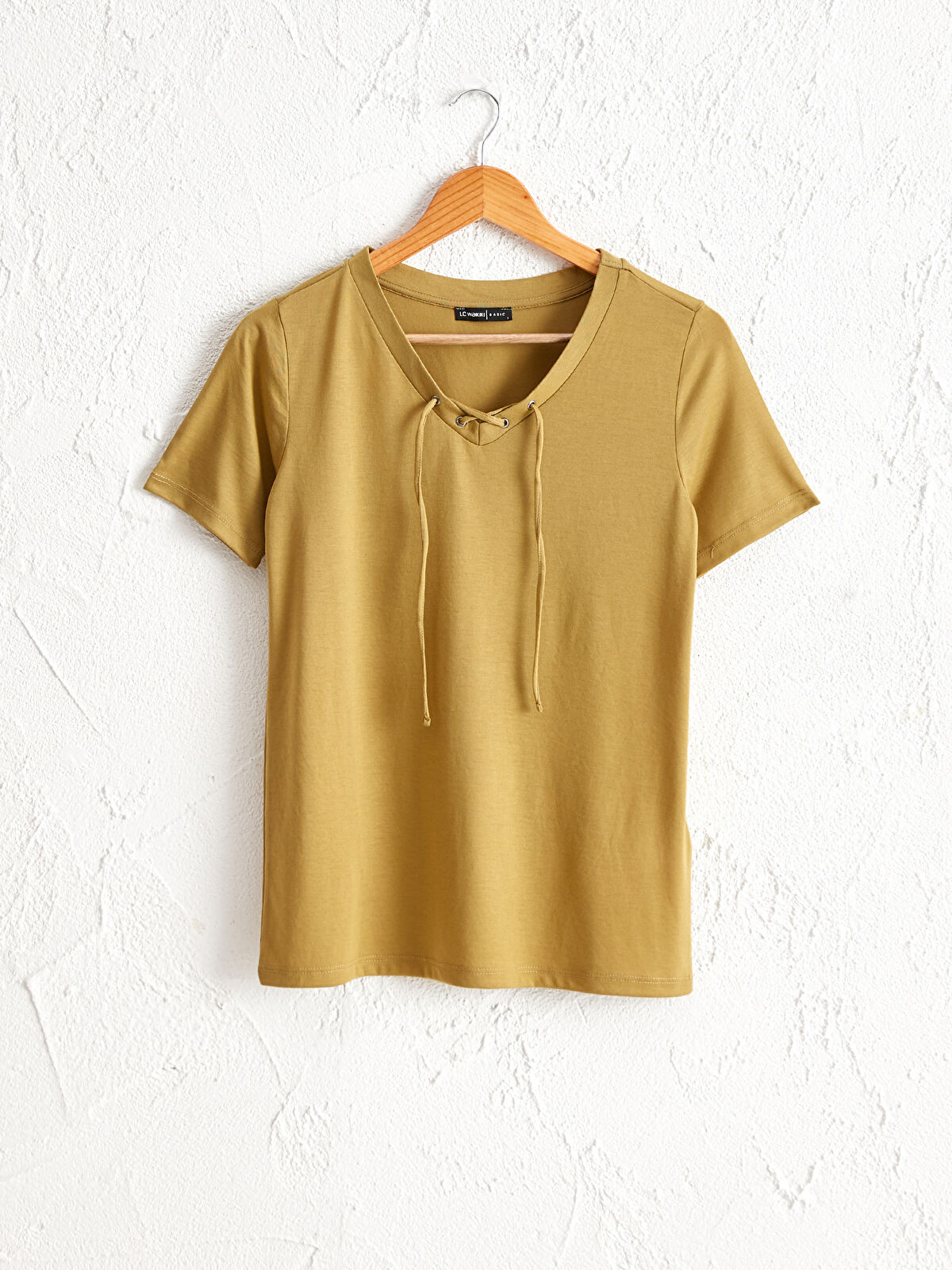 Yakası Kuş Gözü Detaylı Tişört