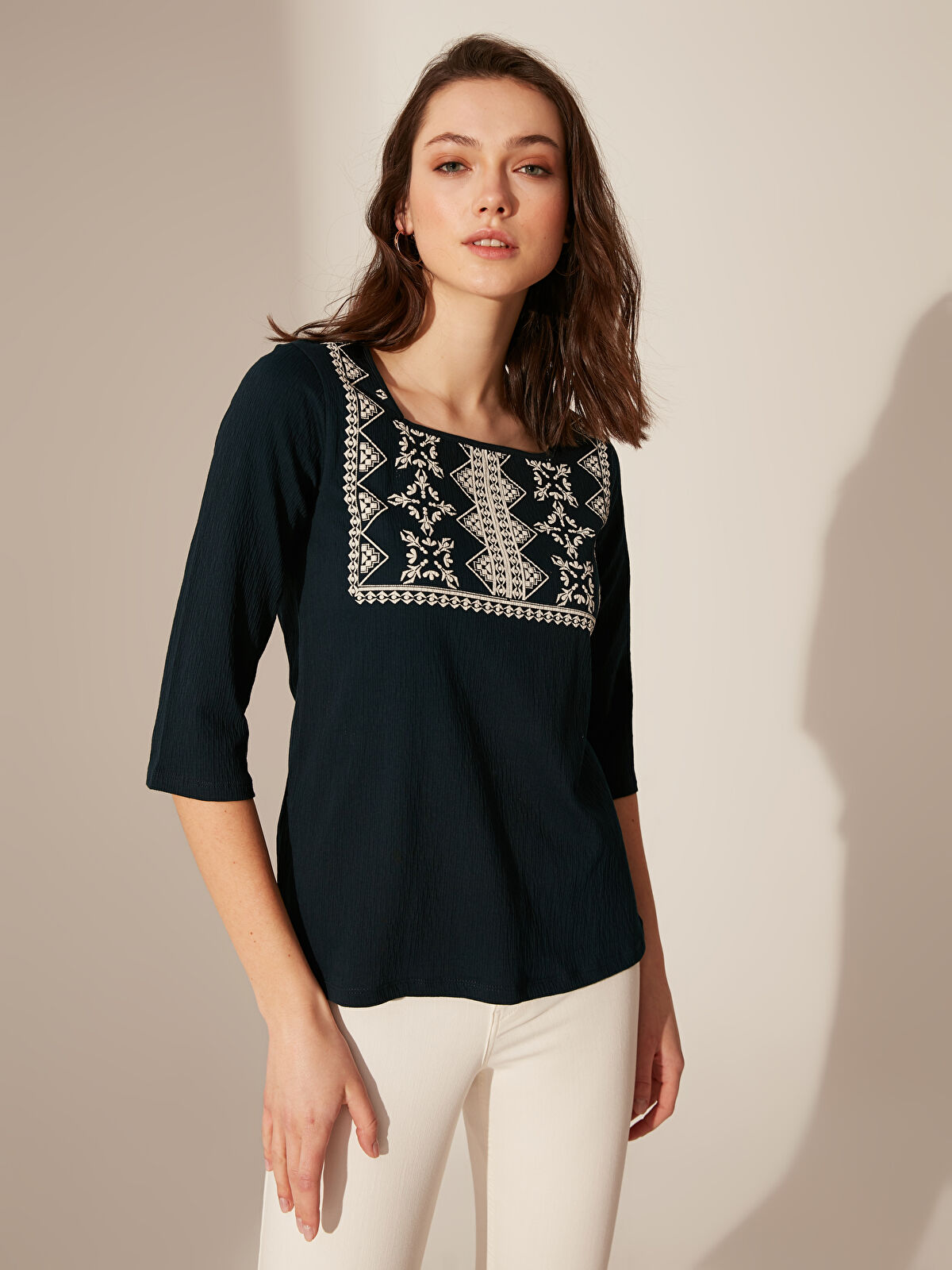 LCW GRACE Kare Yaka Nakışlı Kadın Tişört