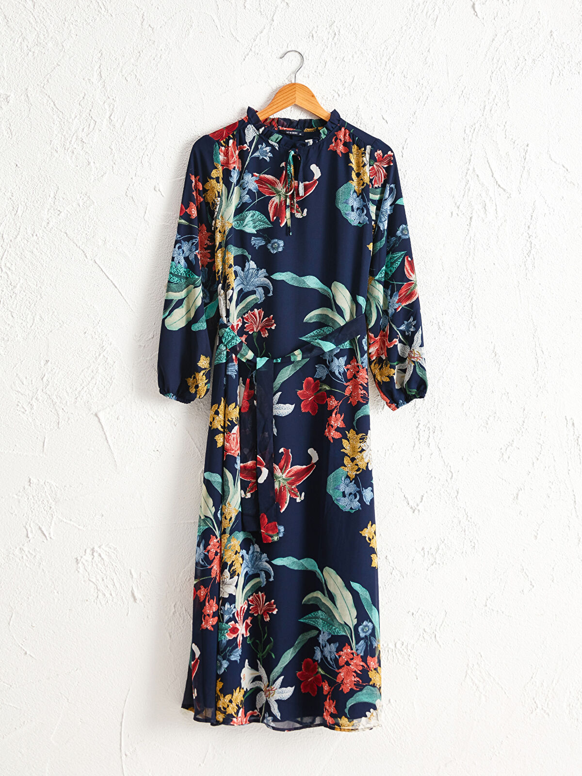 Çiçek Desenli Kuşaklı Şifon Elbise