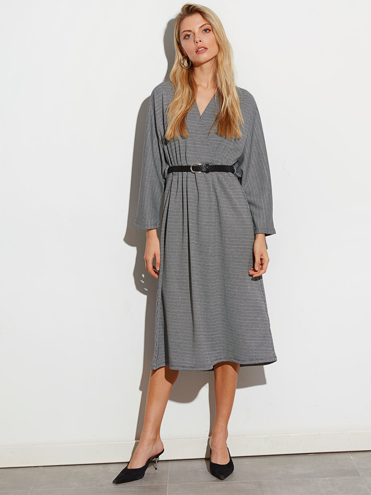 Dokulu Kumaştan Kemerli Kloş Elbise