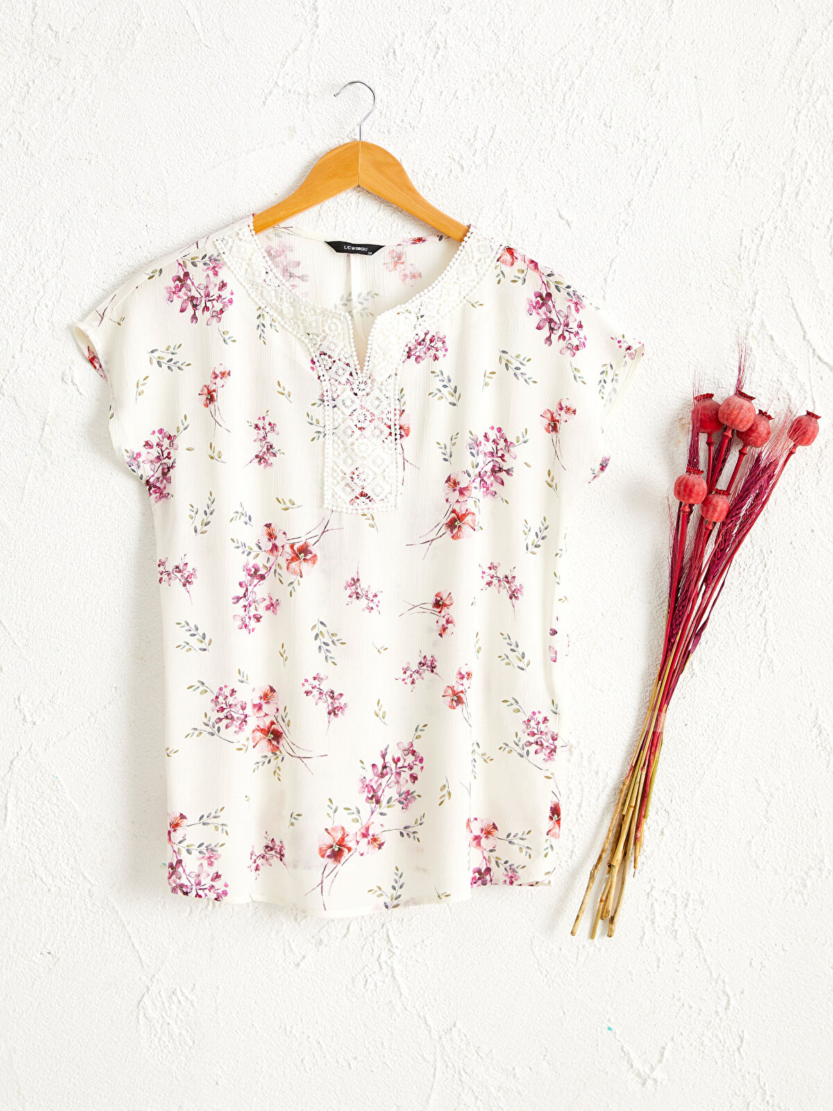 Yakası Dantelli Desenli Viskon Bluz