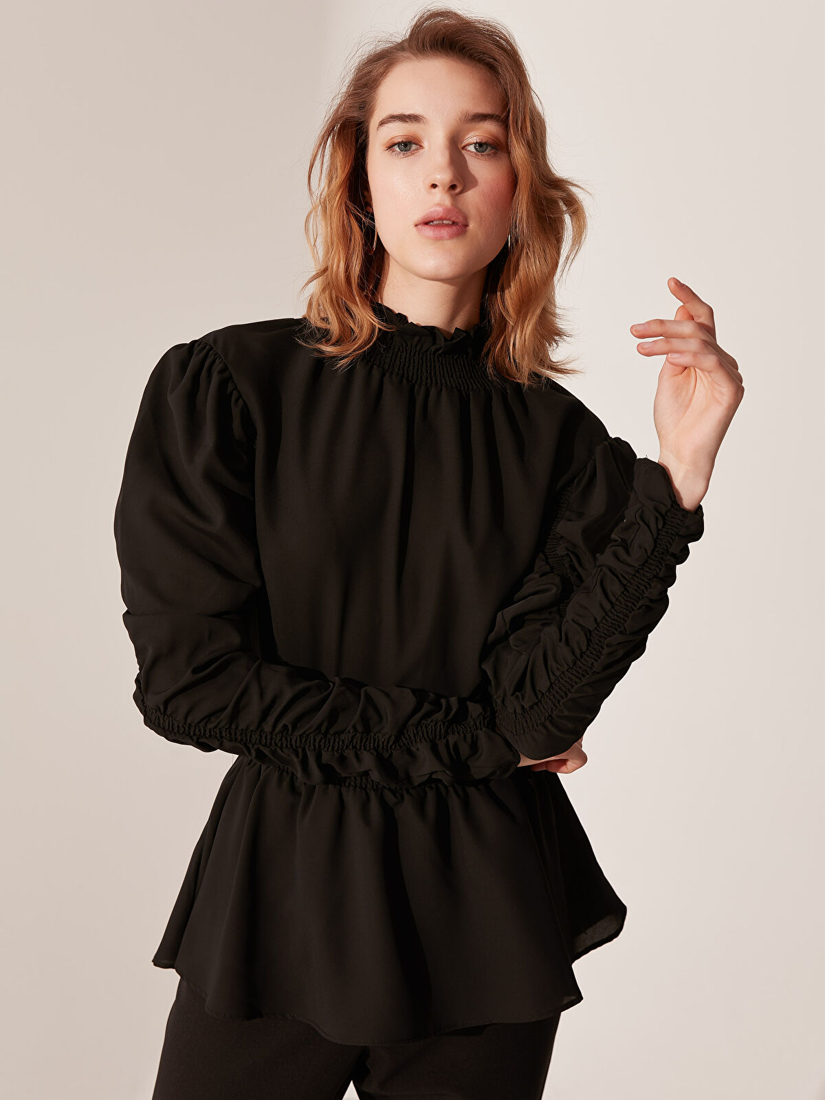 Sateen Büzgülü Fırfır Detaylı Kadın Bluz