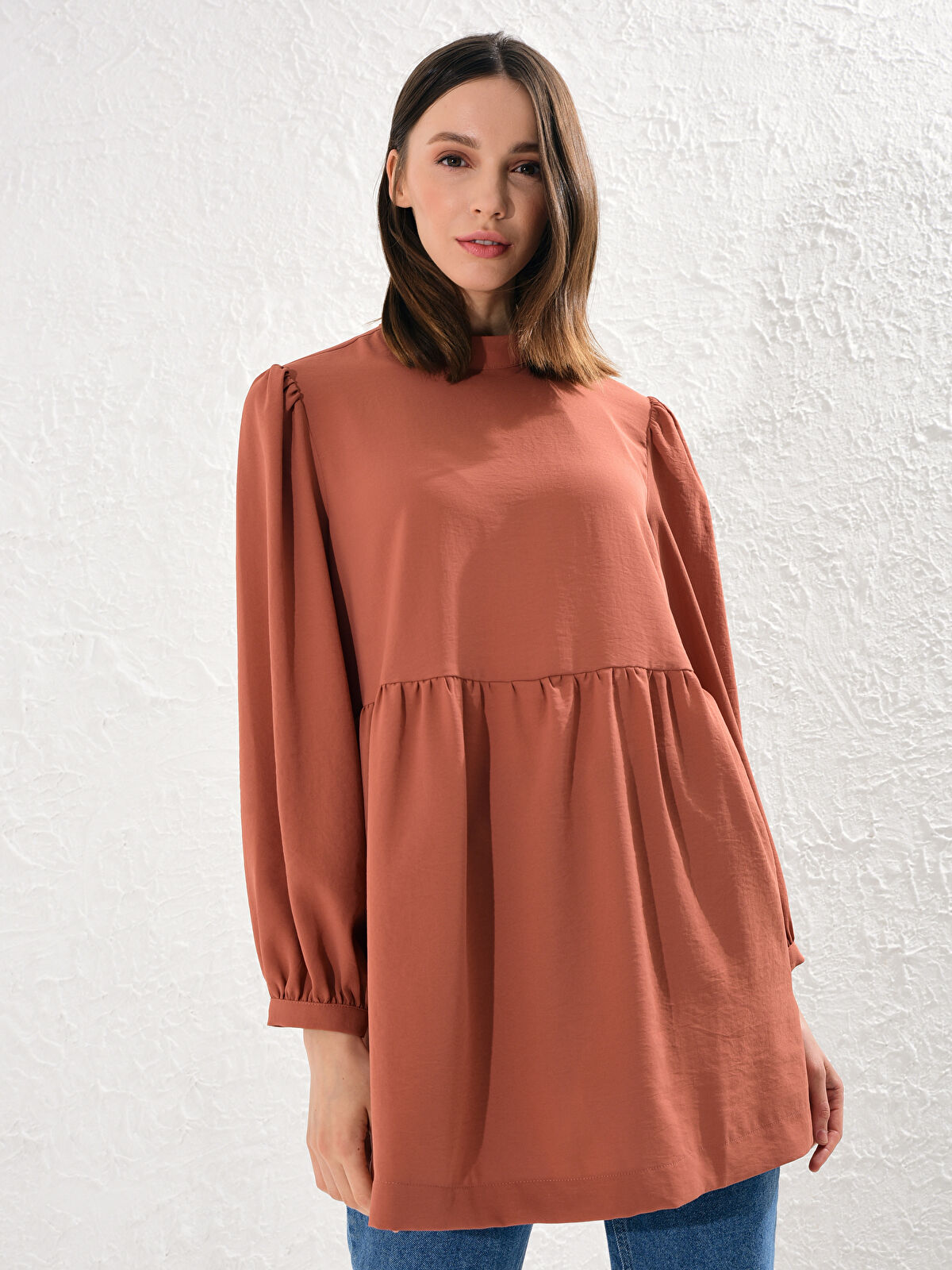 Dokulu Kumaştan Dik Yaka Volanlı Tunik