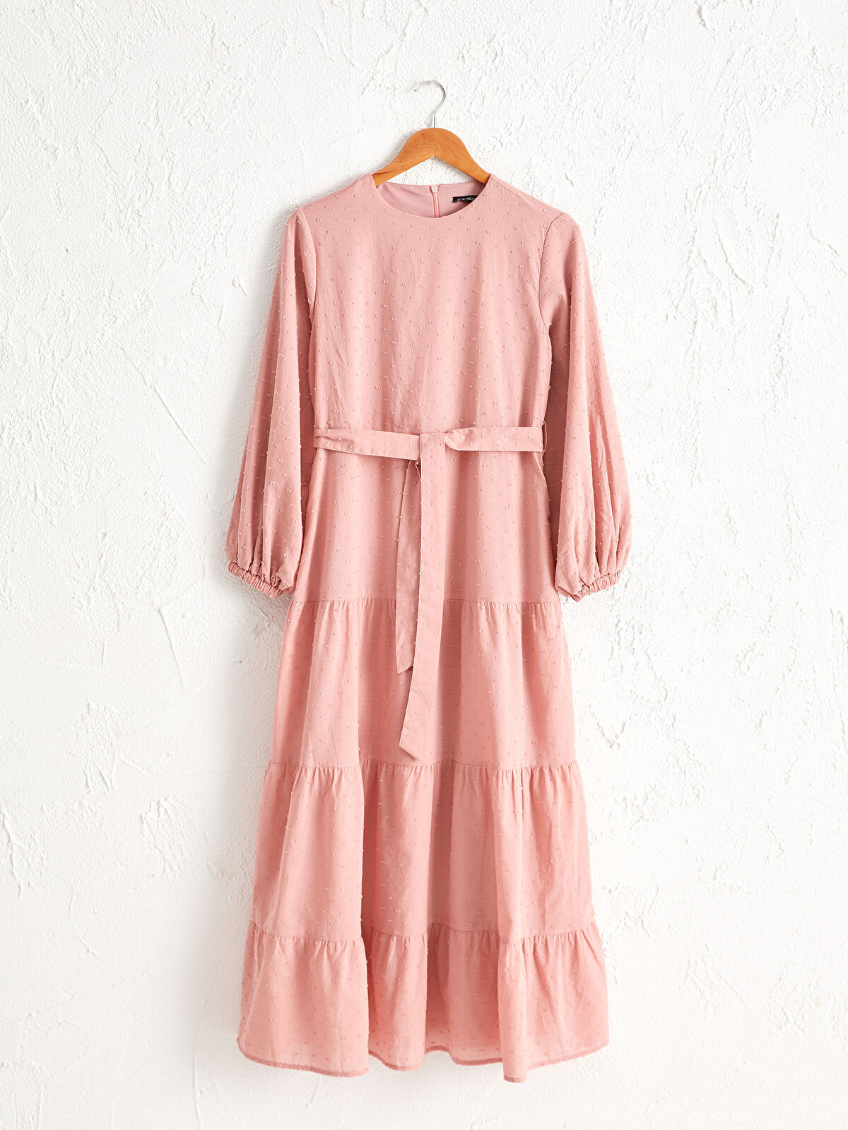 Dokulu Kumaştan Kuşaklı Uzun Elbise