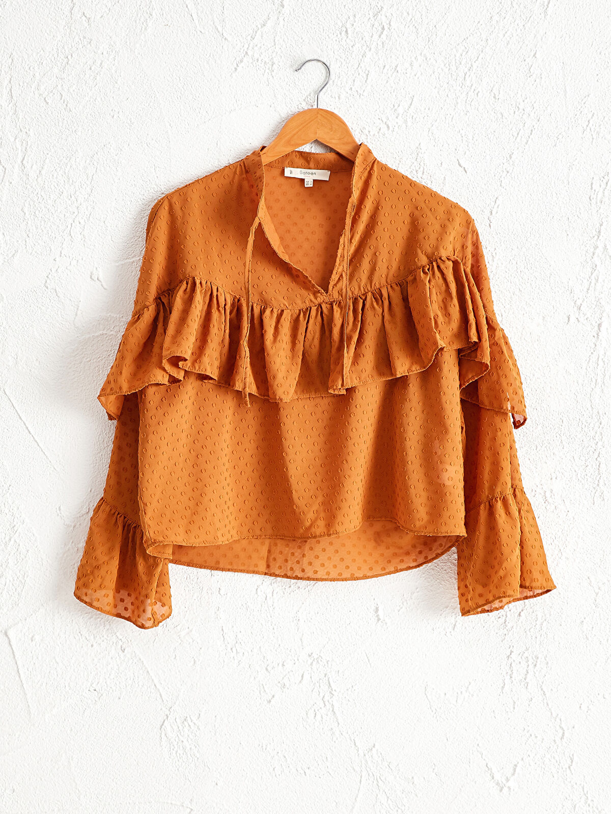 Dokulu Kumaştan Fırfır Detaylı Bluz