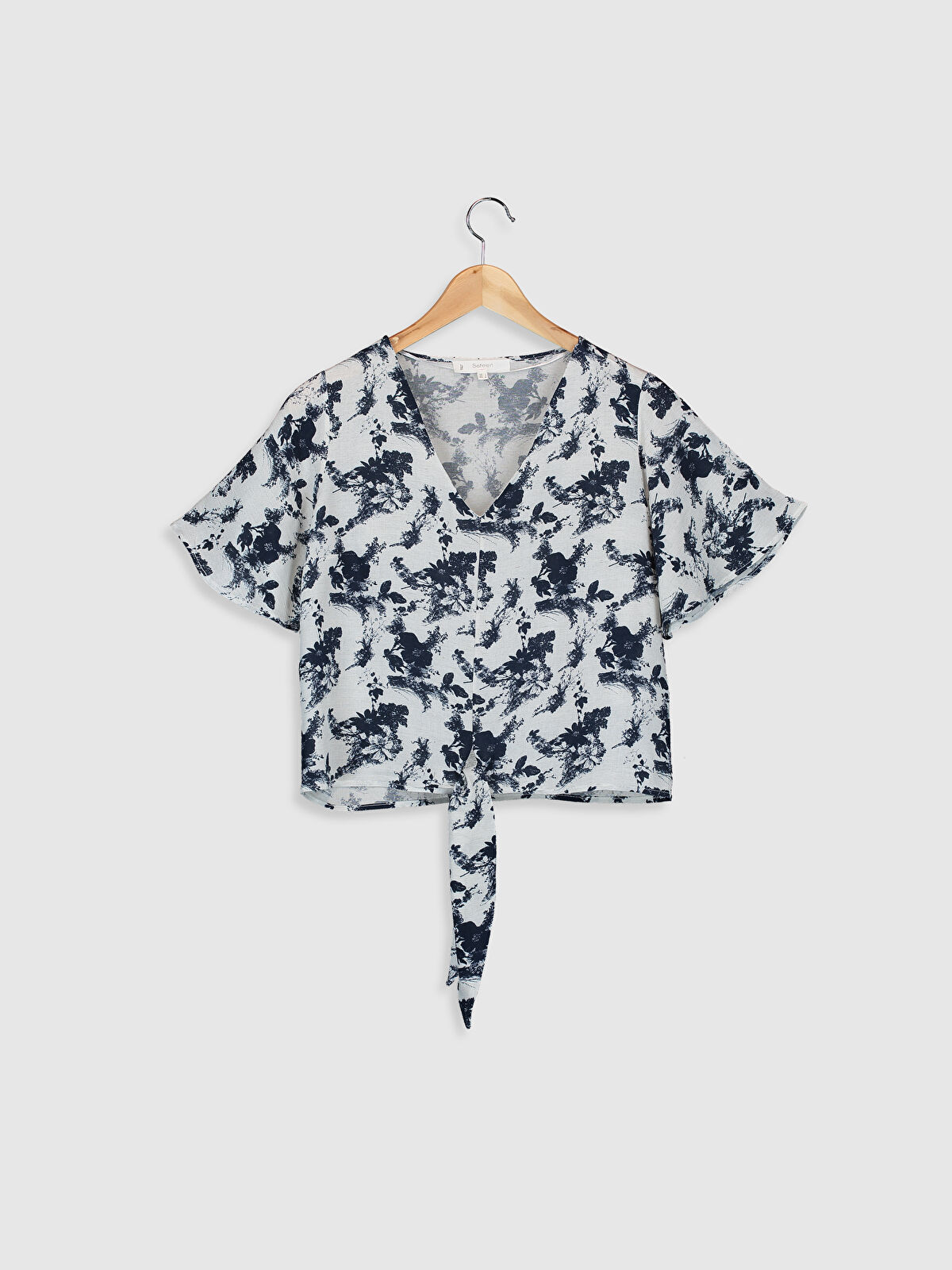 Sateen V Yaka Desenli Kısa Kollu Kadın Bluz