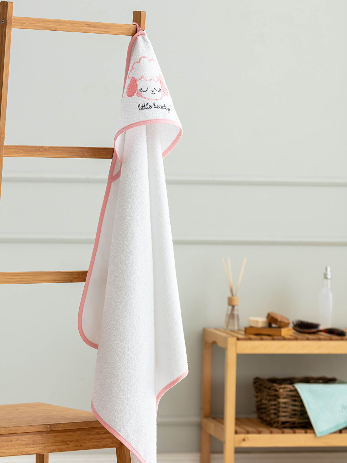 Nakış Detaylı Kız Bebek Banyo Havlusu